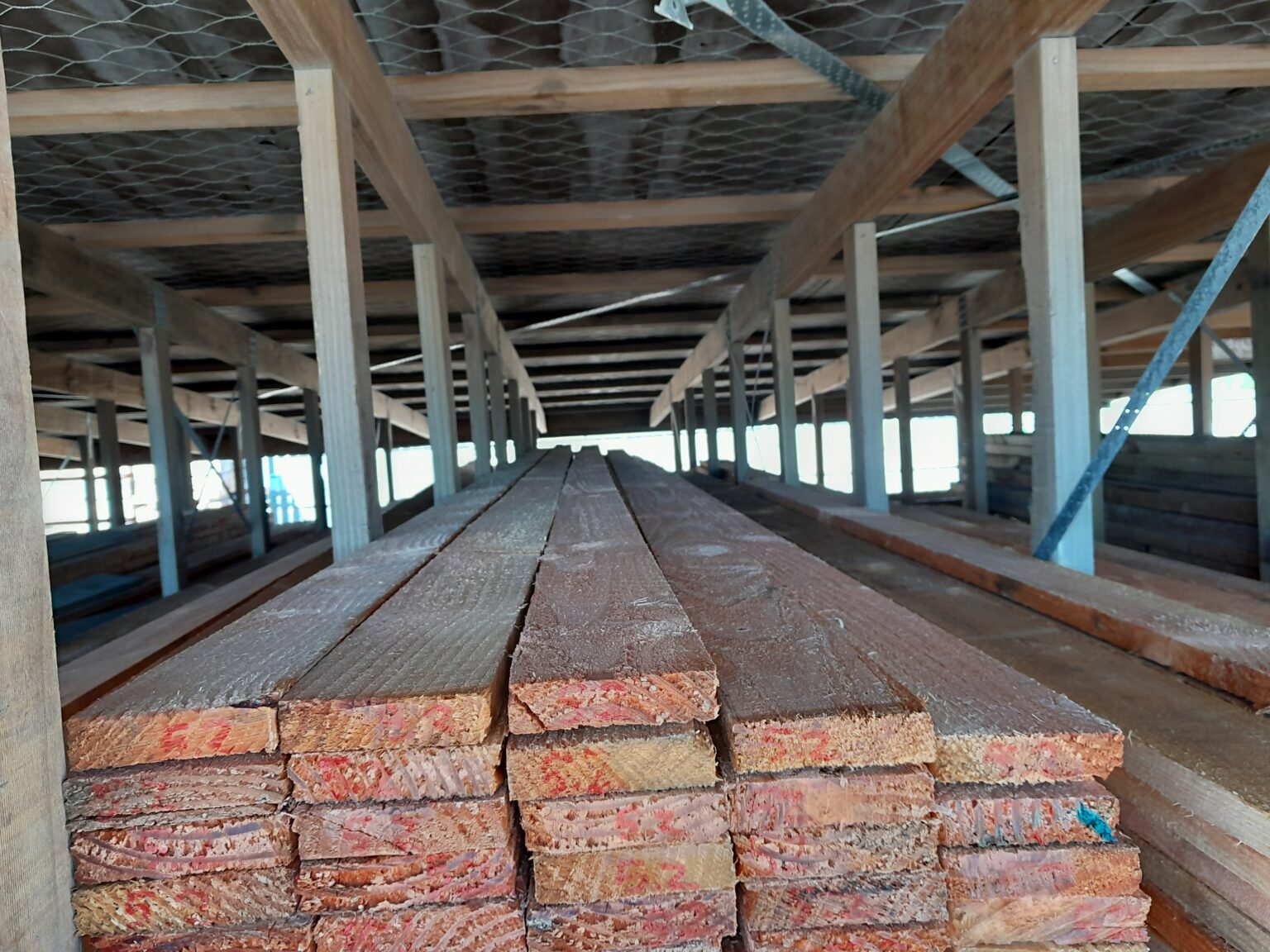 New Zealand Oregon Rough sawn 100x25 | Musgroves Ltd